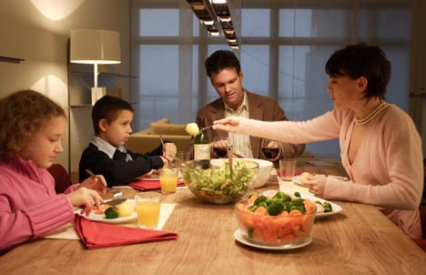 NIÑO CENANDO SENTADO - Imagui